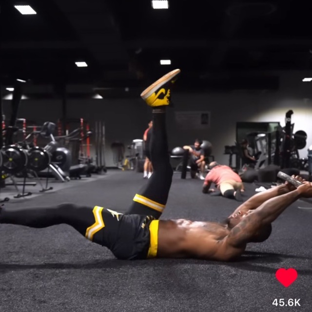 Overhead Plate Flutter Kicks by Deanna B. - Exercise How-to - Skimble