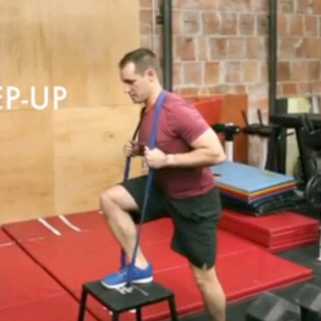 Banded Step Up por Alex 🌊. - Ejercicio Cómo hacerlo - Skimble