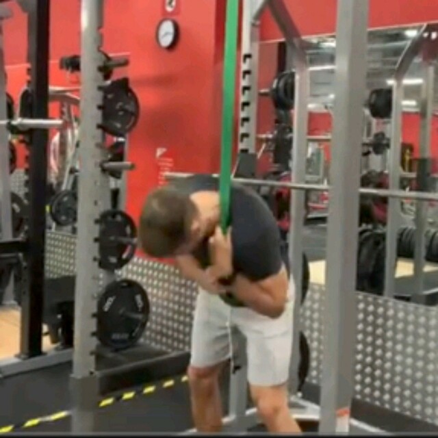 Standing Band Oblique Crunch by Alex 🌊. - Exercise How-to - Skimble