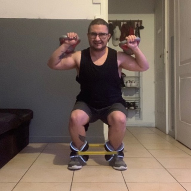 Squat avant avec double kettlebell by Matéo Panda Gang - Comment faire ...