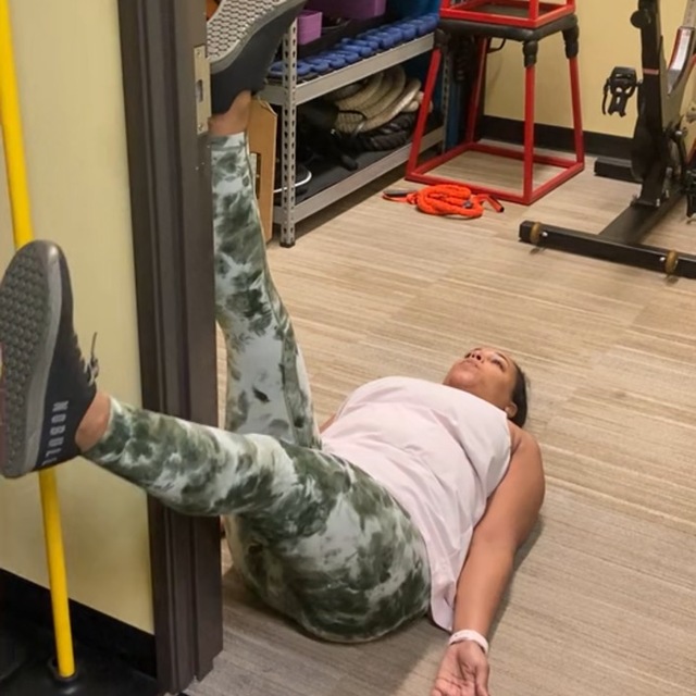 Hamstring Door Stretch por Nadia Chapman - Ejercicio Cómo hacerlo - Skimble