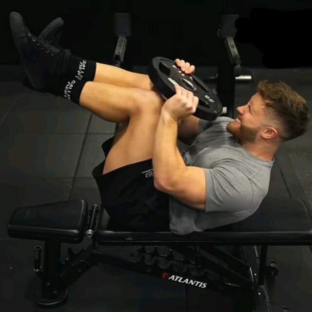 Plate-Weighted Crunch by Martin G - Exercise How-to - Skimble