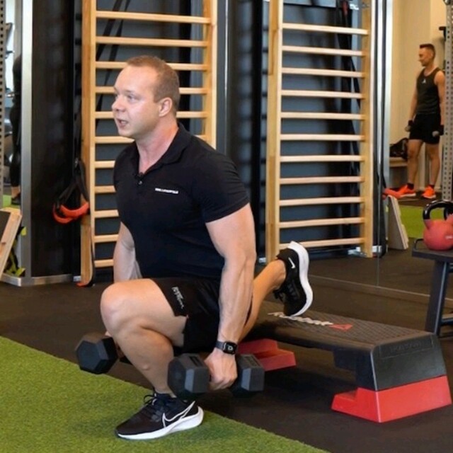 Bulgarian split squats on stepper by Agnieszka K. - Exercise How-to ...