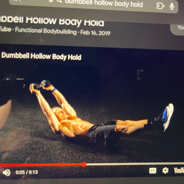 Dumbbell, Hollow Body Hold por Stacey S. - Ejercicio Cómo hacerlo - Skimble