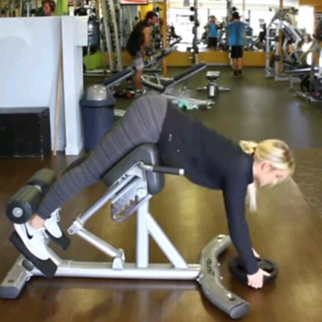 Back Extensions With Plate Row by 𝔻𝕖𝕤𝕖𝕣𝕥 𝔽𝕠𝕩🦊 🌟 - Exercise How-to - Skimble