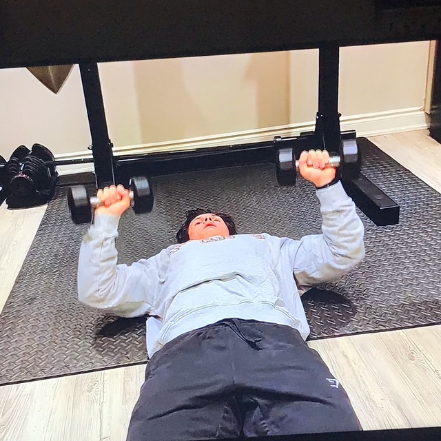 Wills chest press on the floor by Melissa Leng - Exercise How-to - Skimble