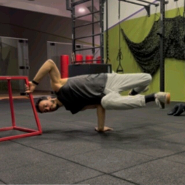Side Freeze Hand Grap by Alex 🌊. - Exercise How-to - Skimble