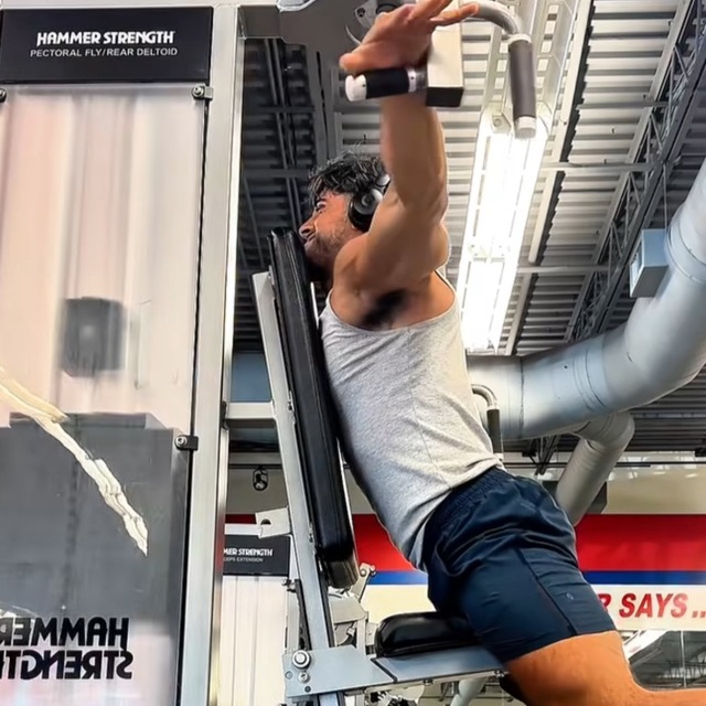 Rear Delt Machine by Martel Berry - Exercise How-to - Skimble