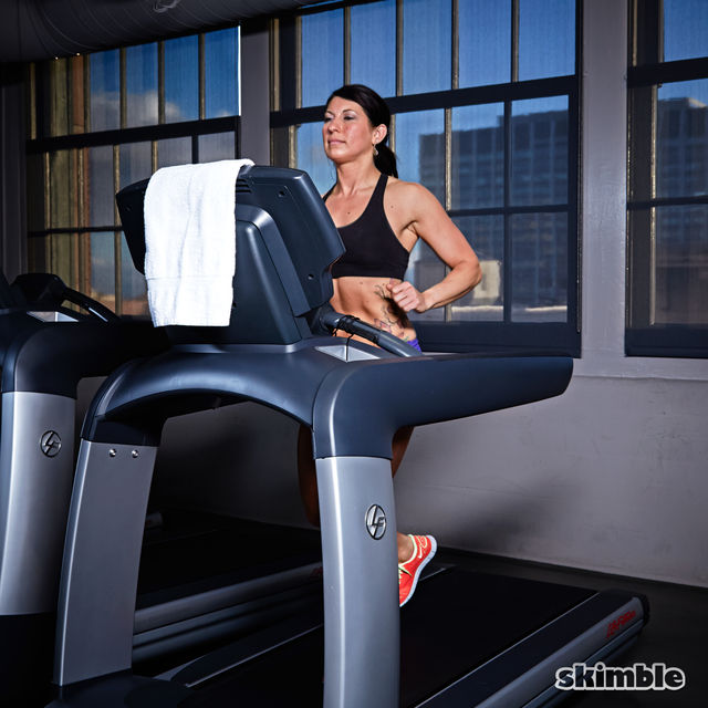 Treadmill Moderate Jog - Ejercicio Cómo hacerlo - Skimble