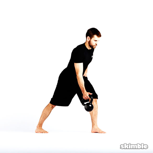 Remo inclinado con pesa rusa en la mano derecha - Ejercicio Cómo ...