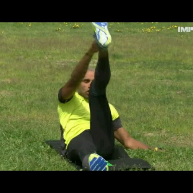 Hand To Feet Crunch by Giovanni F. - Exercise How-to - Skimble