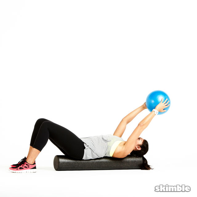 Ball Reaches on Foam Roller - 锻炼方法 - Skimble Workout Trainer