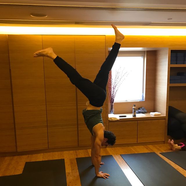 Handstand Scissor Kick Up by Sam Stitt - Exercise How-to - Skimble