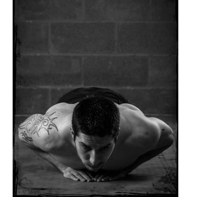 Diamond Push-ups por Sam Stitt - Ejercicio Cómo hacerlo - Skimble