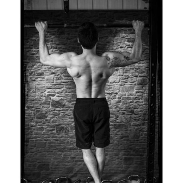 Wide Arm Pull-up por Sam Stitt - Ejercicio Cómo hacerlo - Skimble