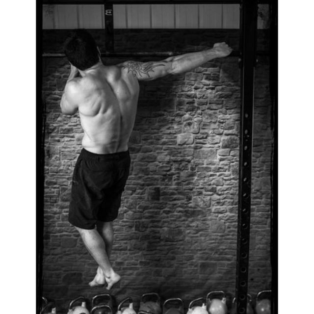 Climber Pull-up por Sam Stitt - Ejercicio Cómo hacerlo - Skimble