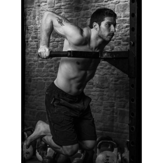 Dips por Sam Stitt - Ejercicio Cómo hacerlo - Skimble