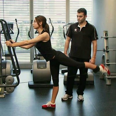 Crunch en polea alta - Exercise How-to - Workout Trainer by Skimble