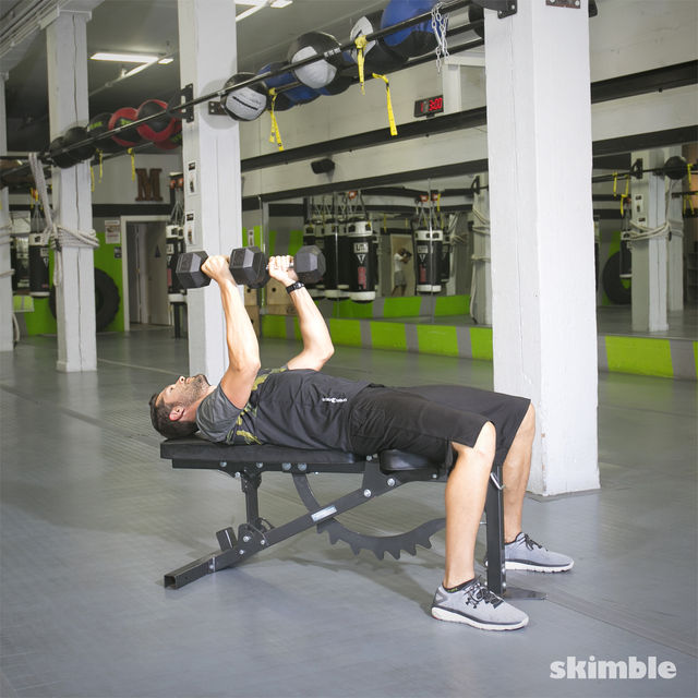 Press en banco con mancuernas - Ejercicio Cómo hacerlo - Skimble