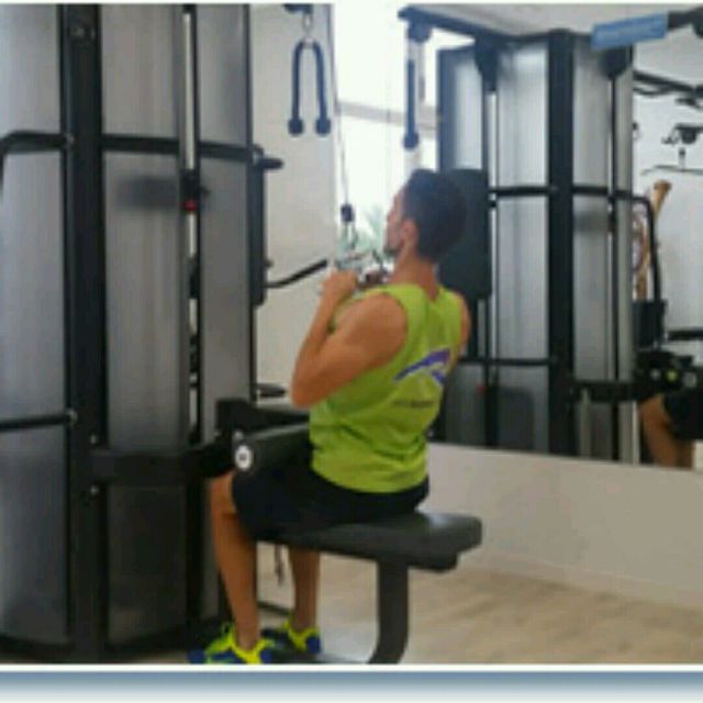 Jalón Al pecho Agarre Estrecho by Luisma Hourcade - Ejercicio Cómo ...