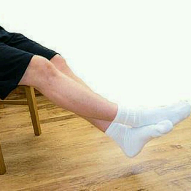 Seated Leg Crosses por Tanya V - Ejercicio Cómo hacerlo - Skimble