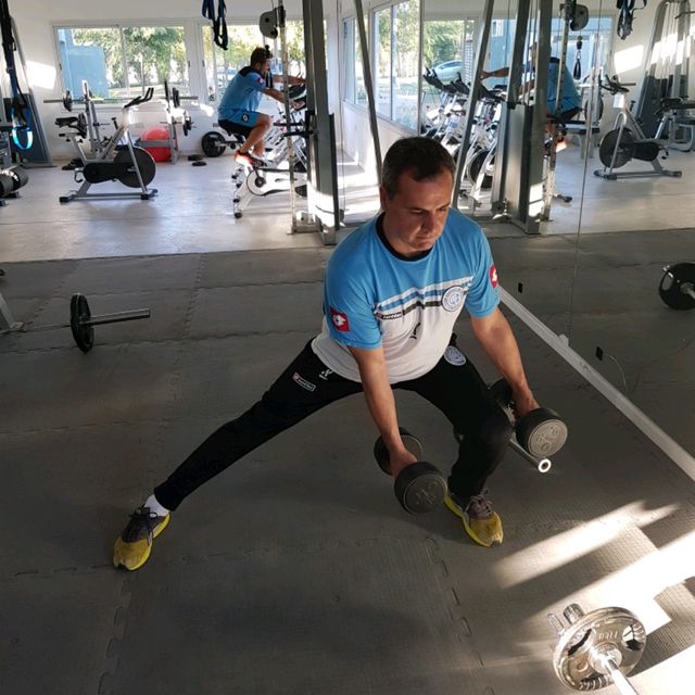 Estocada Lateral c/mancuerna by Pela Aveldaño - Ejercicio Cómo hacerlo ...