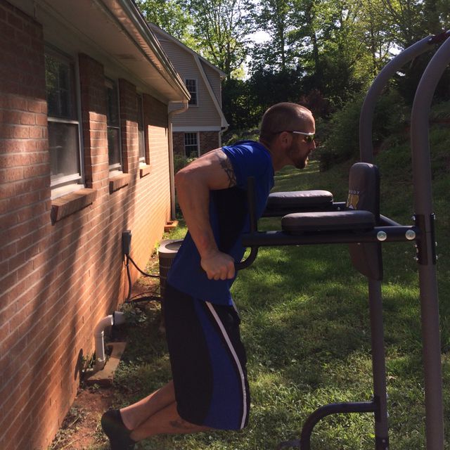 Dips by Rob D - Exercise How-to - Skimble Workout Trainer