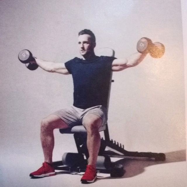 Seated Lateral Raise por Titanshores _ - Ejercicio Cómo hacerlo - Skimble