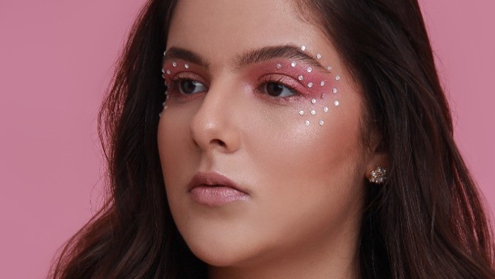 Quer uma make para brilhar? Aprenda a fazer um olho bem marcado com ...