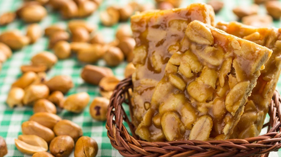 Pé de moleque tradicional com leite condensado é sensacional!