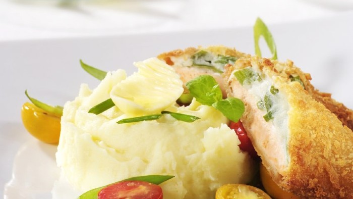 Peixe merluza à la meunière com purê de batatas