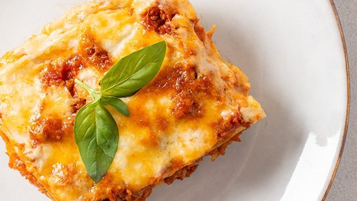 Lasanha de massa de crepioca com molho de mignon suíno