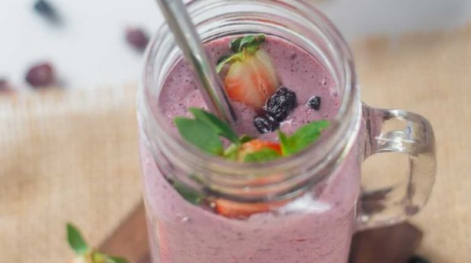 Smoothie de berries e iogurte grego delicioso