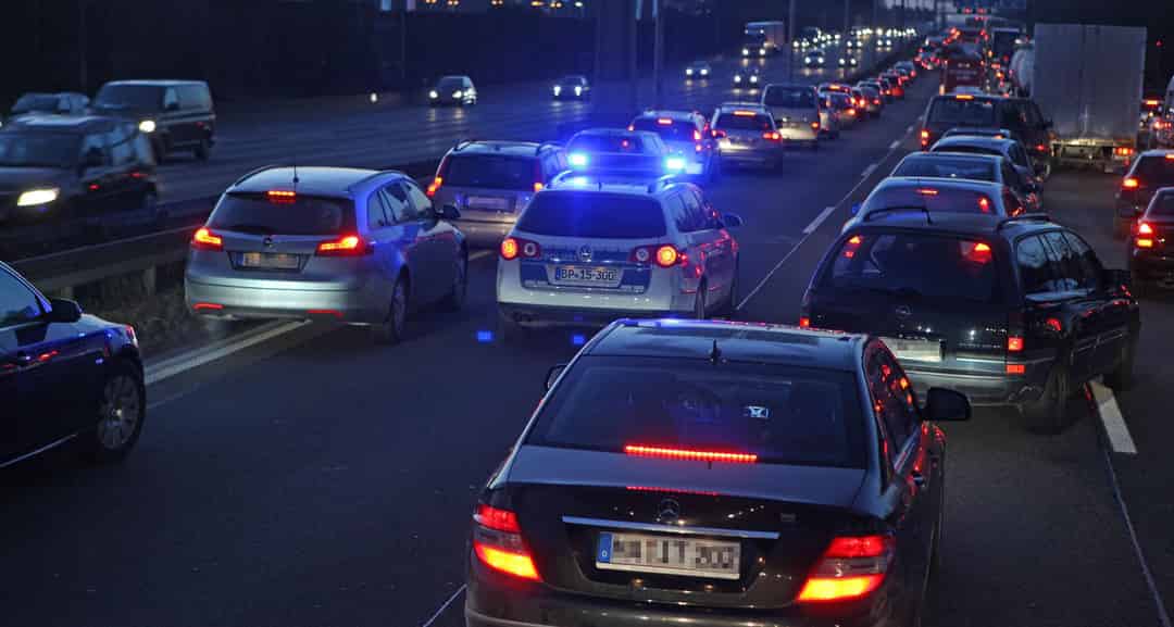 Evaluating macroscopic traffic flow models using real vehicle ...