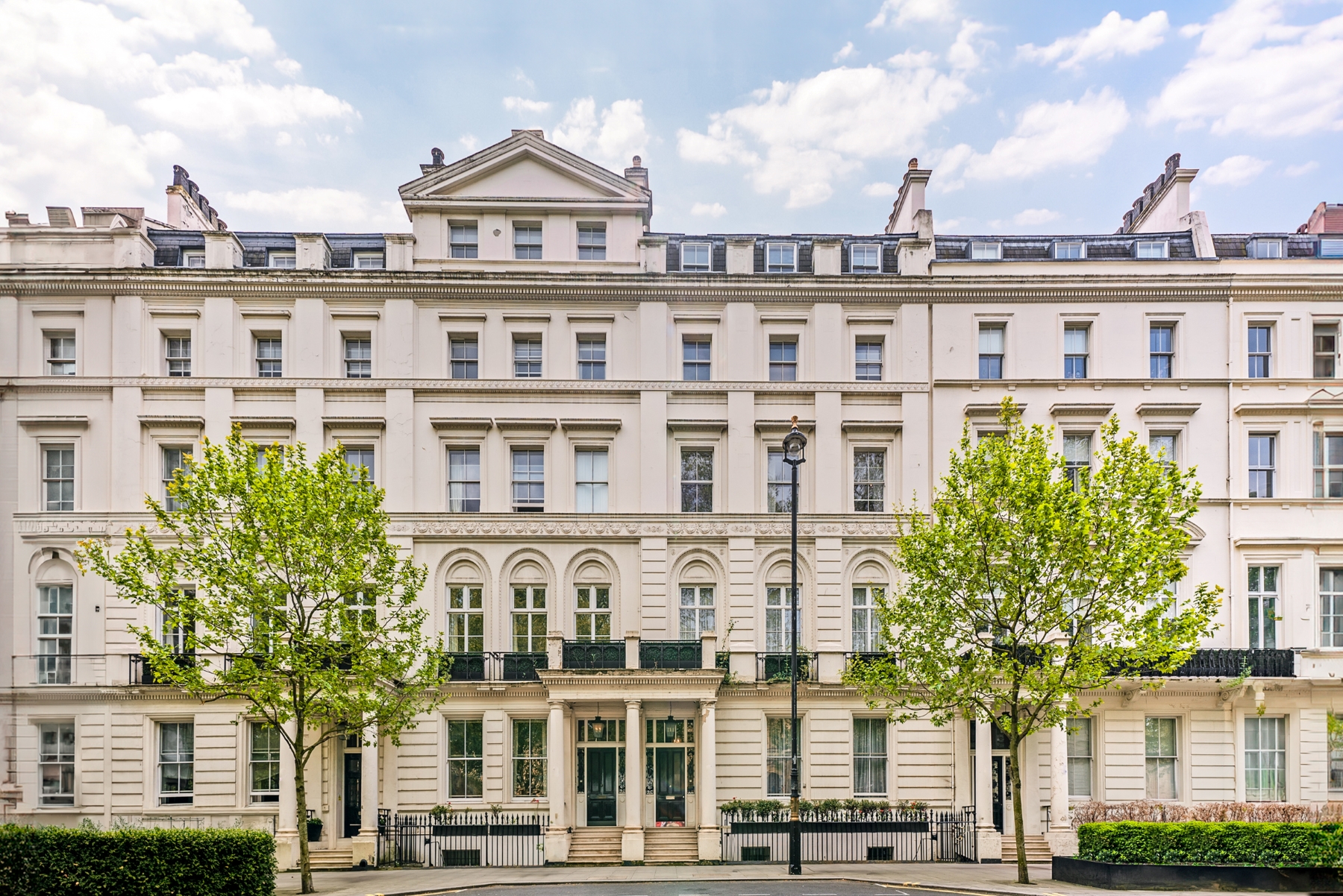 Flat for Sale in Buckingham gate: Refurbished apartment moments from ...