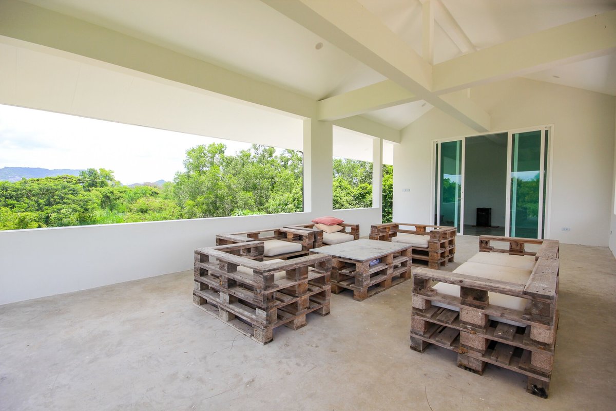5 Bedroom House On Large Land Plot - Stonehead Real Estate