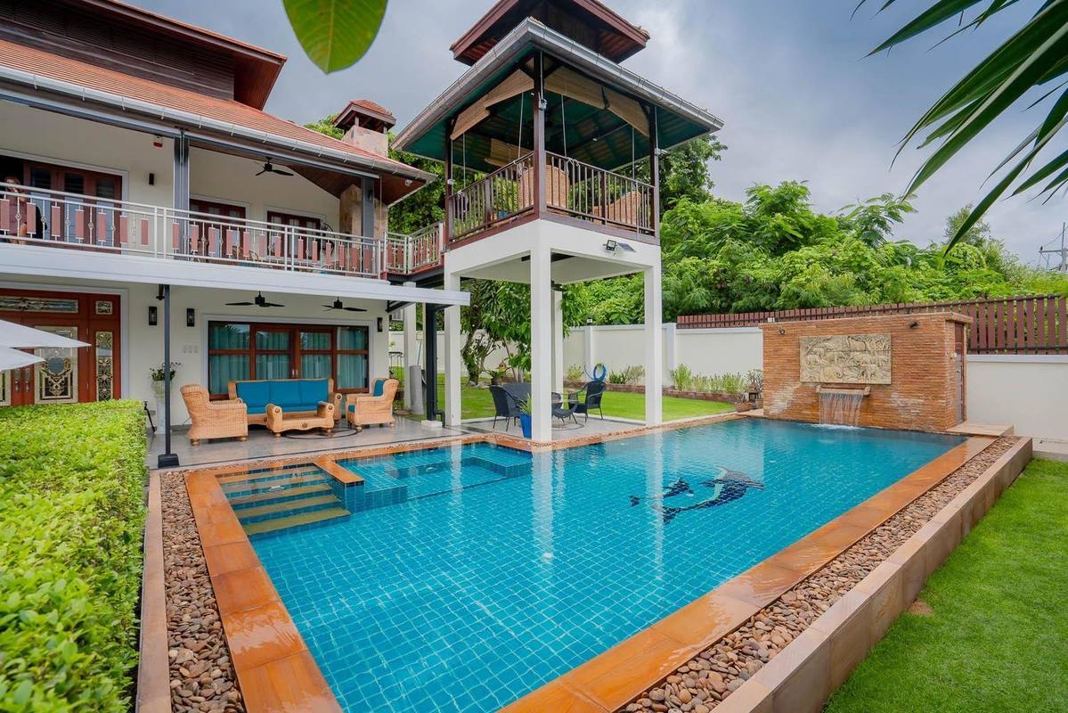White Lotus 1: 5 Bedroom Bali Style Villa in Great Location - Property ...
