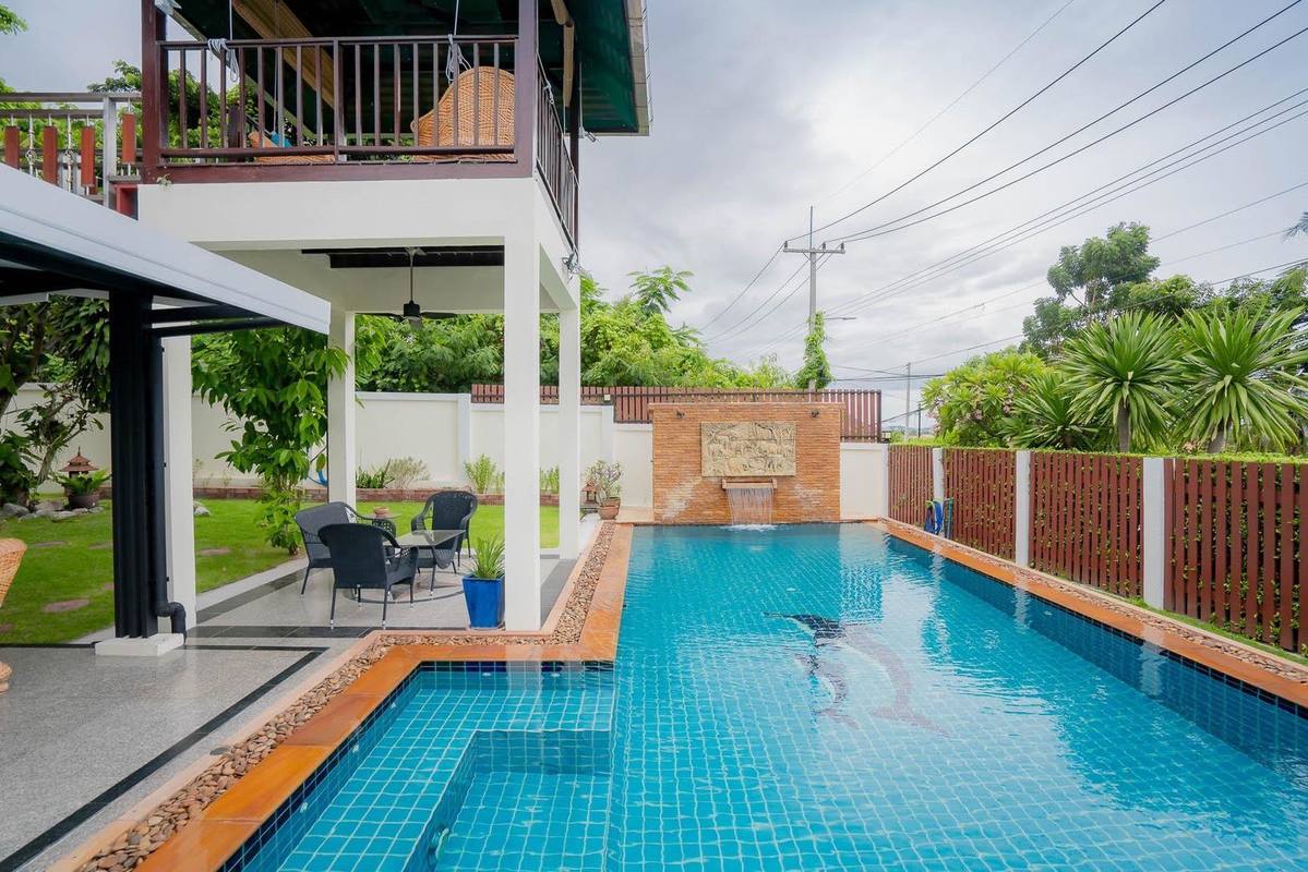 White Lotus 1: 5 Bedroom Bali Style Villa in Great Location - Property ...