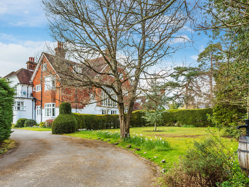 2 Bed Apartment For Sale in Reigate