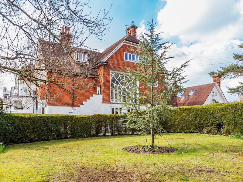 2 Bed Apartment For Sale in Reigate