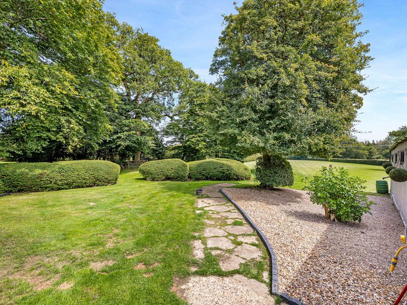 4 Bed House - Detached For Sale in Reigate
