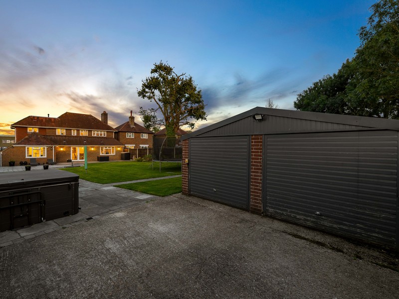 5 Bed House - Detached For Sale in Horley