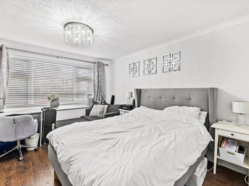 3 Bed Apartment For Sale in Horley
