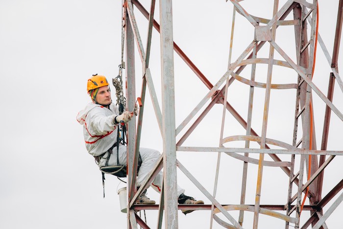 Using an Inertia Reel training - Work Restraint and Fall Arrest video ...