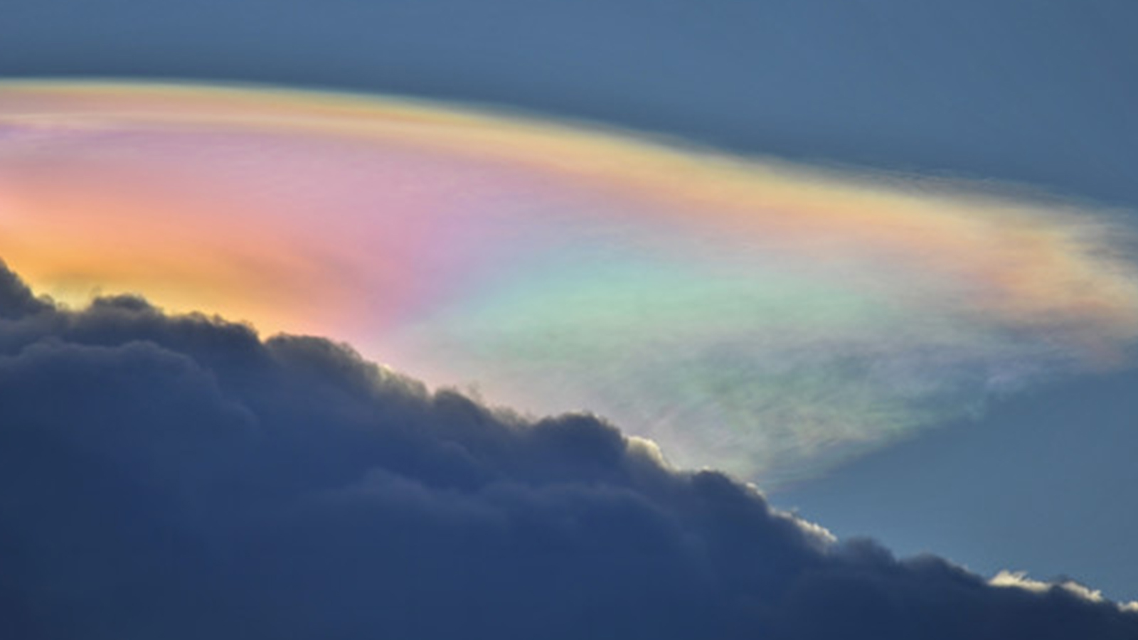 Rusa fotografió el bello fenómeno de la irisación en el cielo