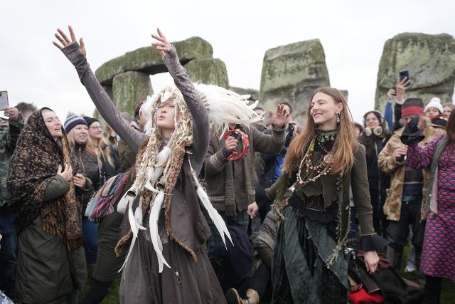 Thousands cheer as the sun rises on winter solstice at Stonehenge ...