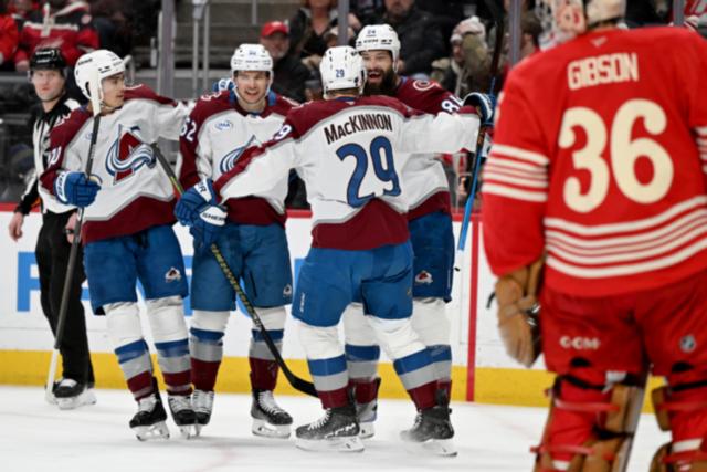 MacKinnon scores twice to become the 1st 40-goal scorer of the season ...