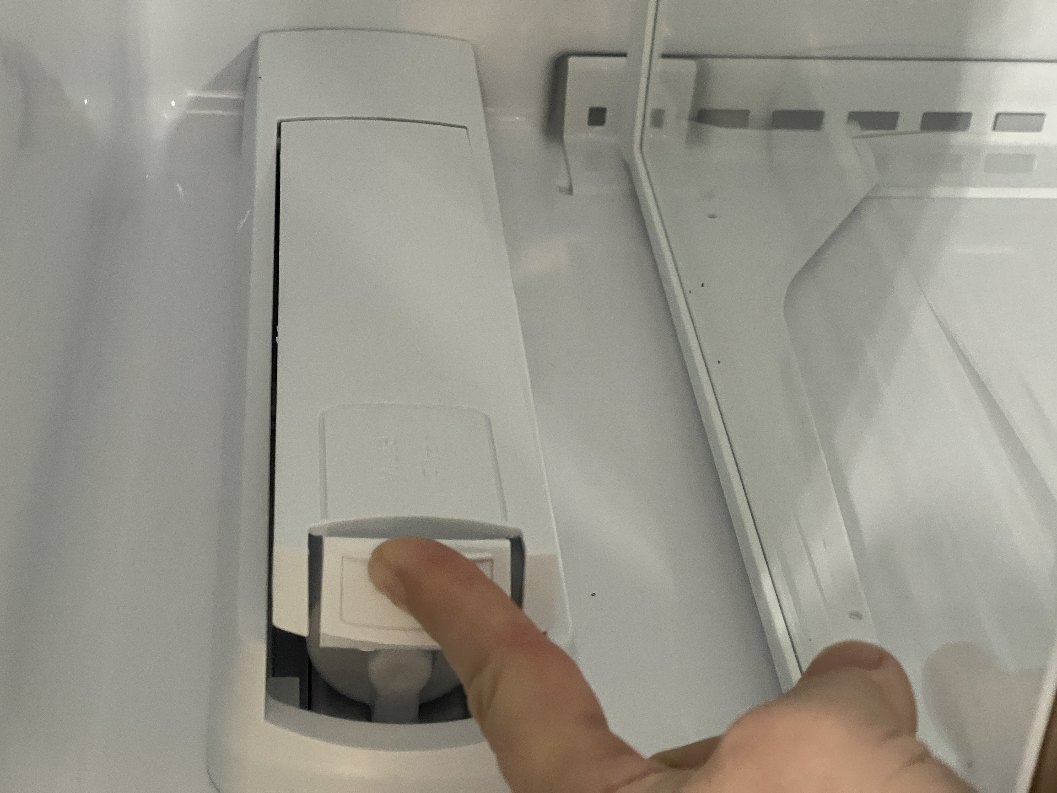 How to Change the Water Filter on the Café Refrigerator CFE28TP4MW2