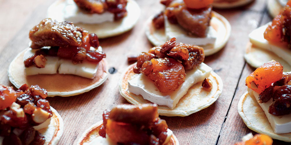 Blinis, compote de fruits séchés et brie fondant, de Marilou ...