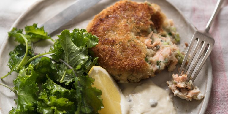 Galettes de restes de poisson à la sauce aux câpres et au raifort